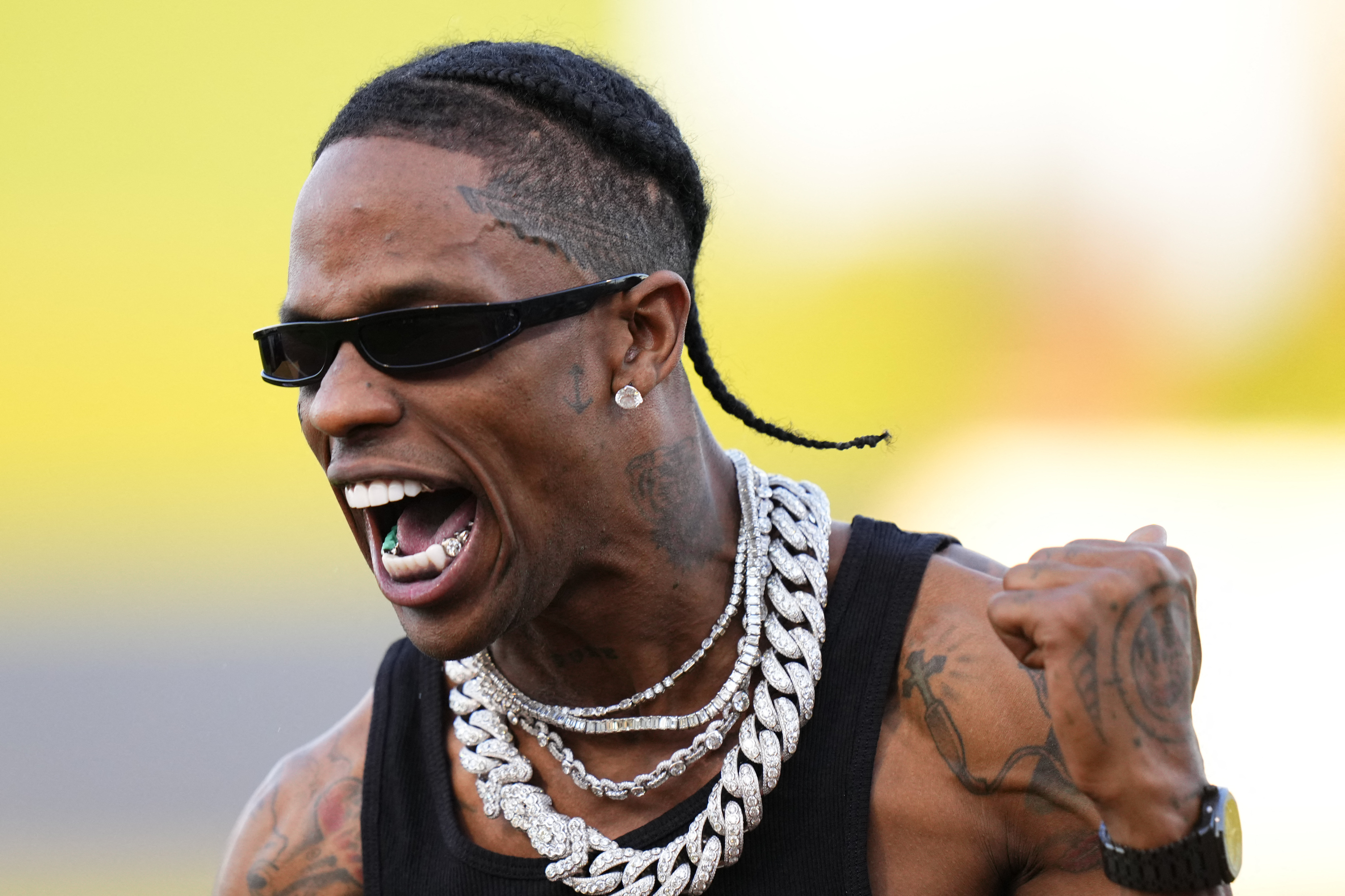 "Isto é Miami": rapper Travis Scott preso por desordem pública em ...