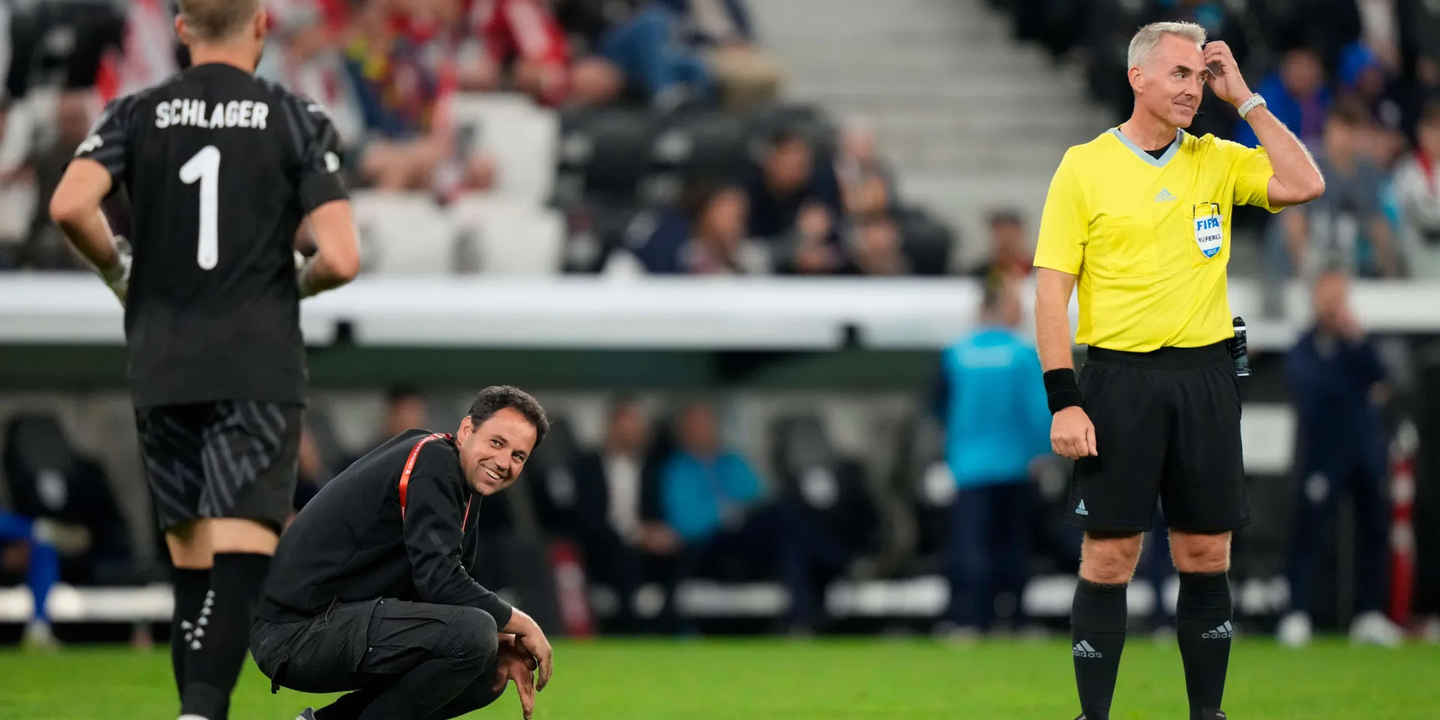 Buraco no relvado interrompe Áustria-Chipre em Linz