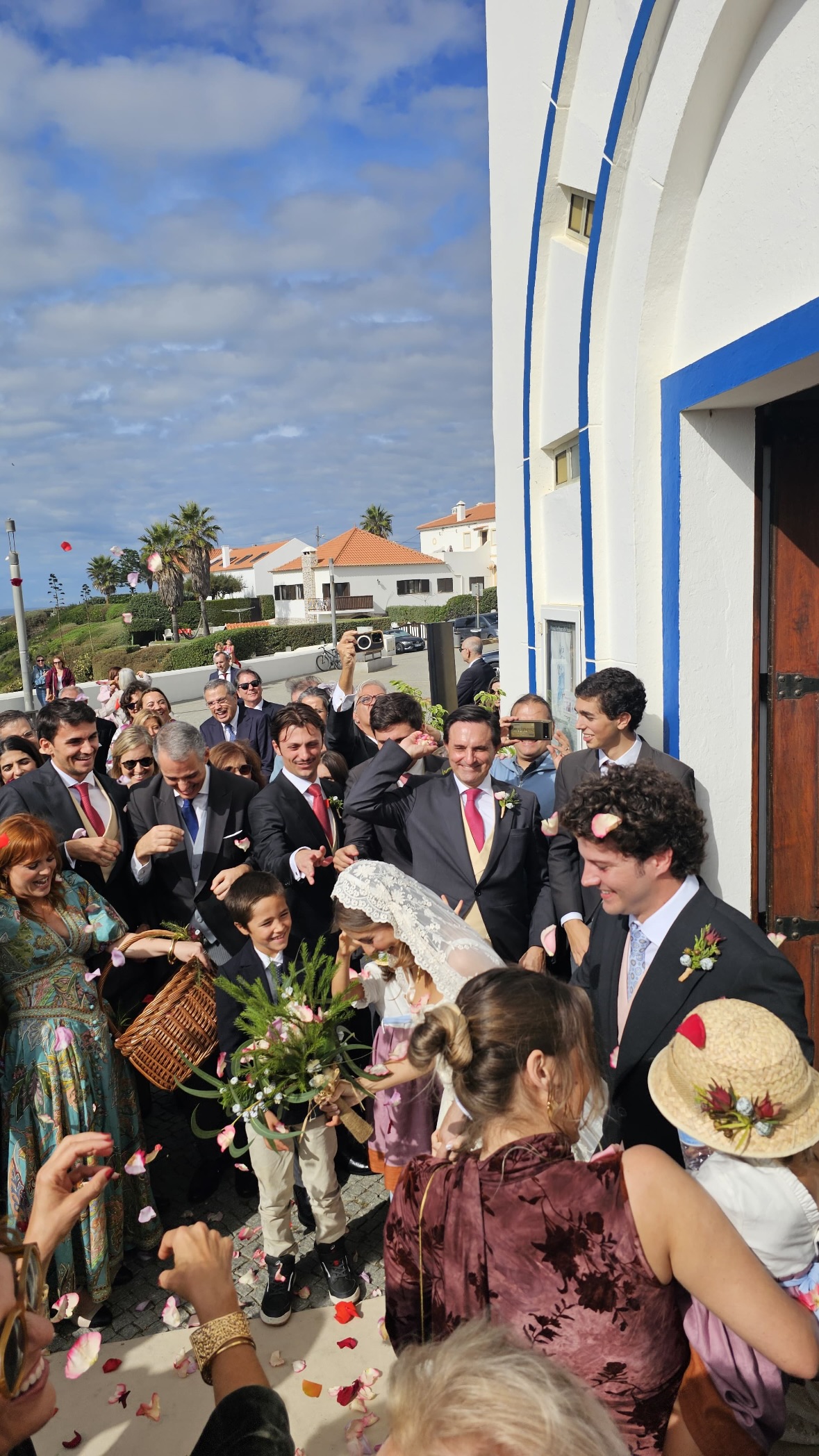 Neta de Cavaco Silva já é uma mulher casada. Veja as fotos da cerimónia (e as caras que ...