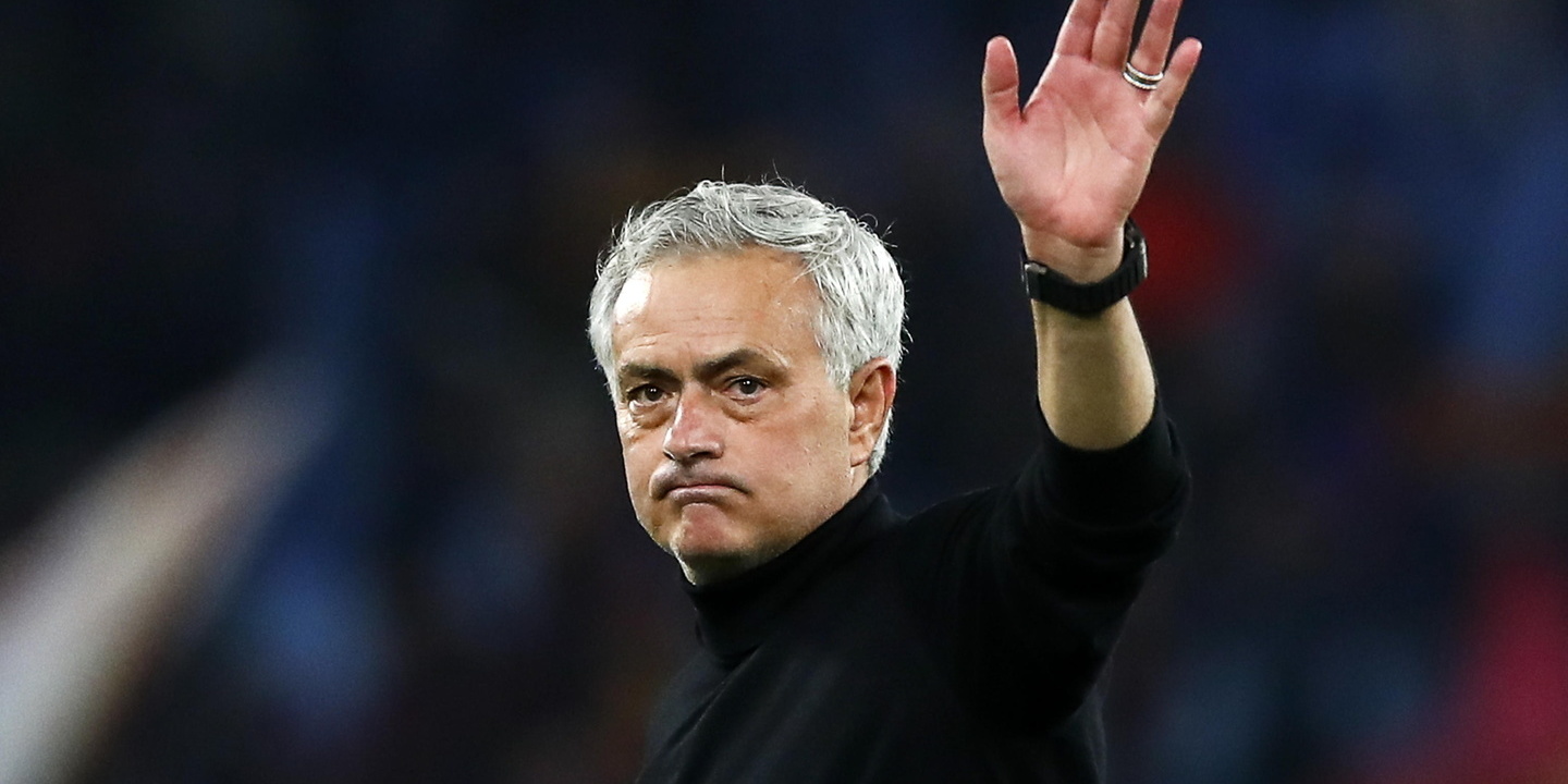 Mourinho à chegada a Lisboa não confirma Benfica: "Não tenho nada para dizer"