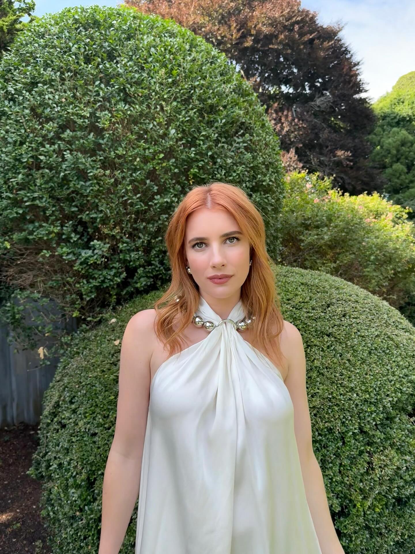 Emma Roberts despede-se do cabelo ruivo e volta a adotar tom icónico ...